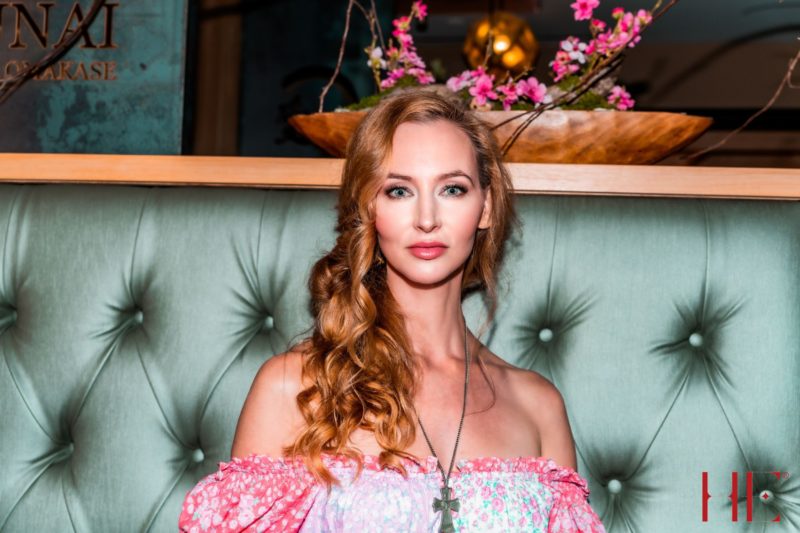 Healer & Medical Intuitive Aryn Elaine - Founder of Healing Elaine®